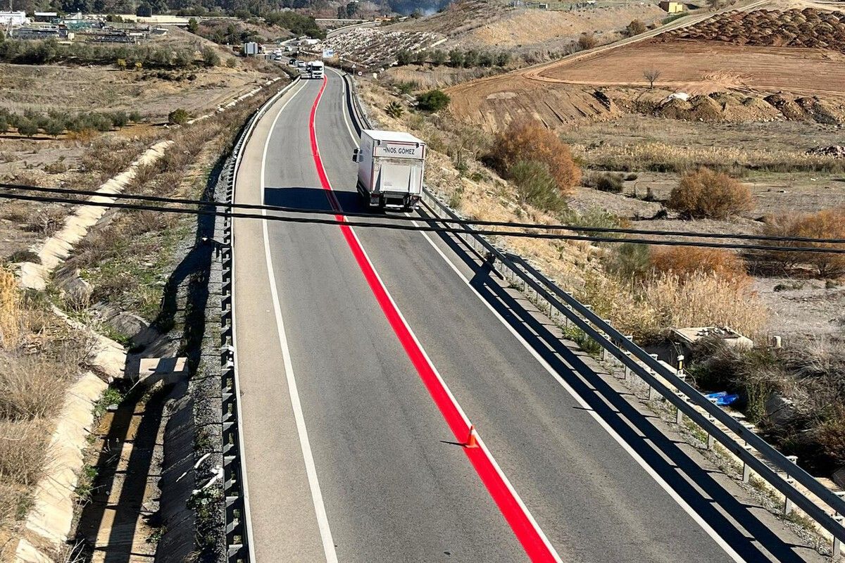 ¿Qué significan las líneas rojas de las carreteras españolas?